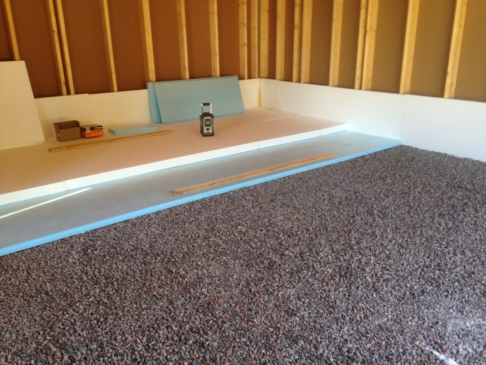 Autotallin runko ja julkisivu