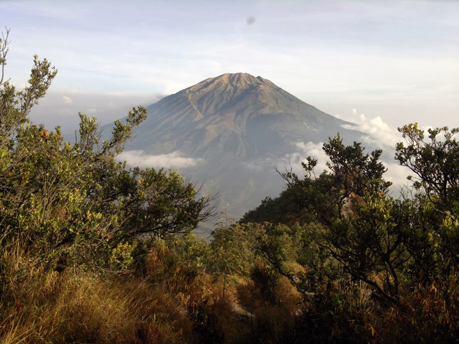 Pemandangan Gunung Merbabu - Andira Gambar