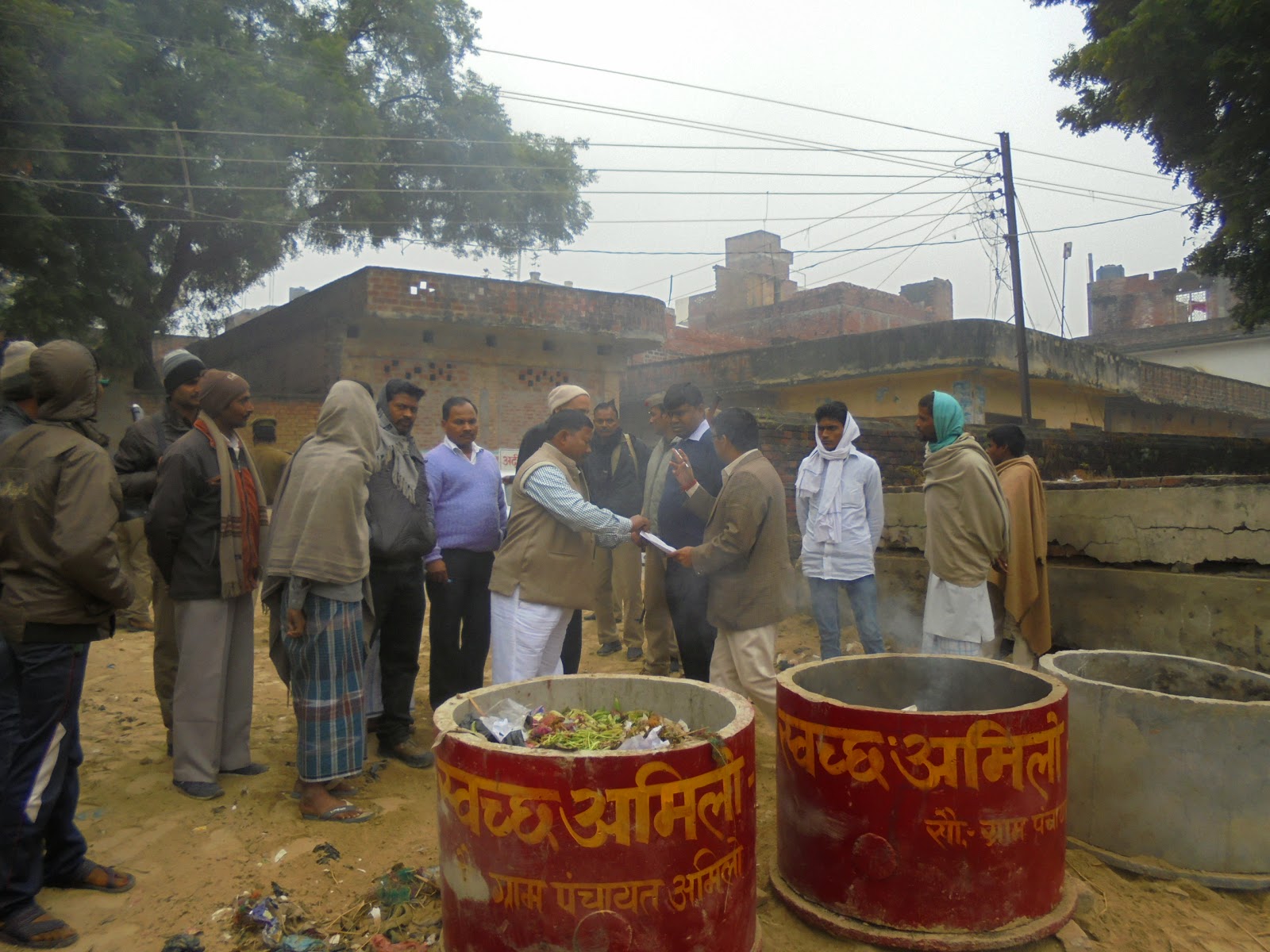 Nirmal Bharat Abhiyan Azamgarh: DM Azamgarh Sri Ranvir Prasad visiting ...