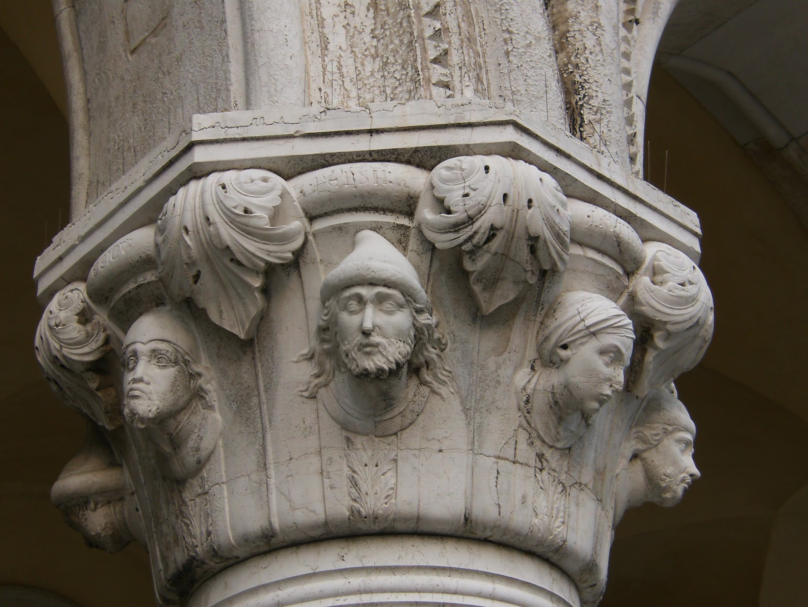 laviajera: LOS CAPITELES DE LAS COLUMNAS DEL PALACIO DUCAL