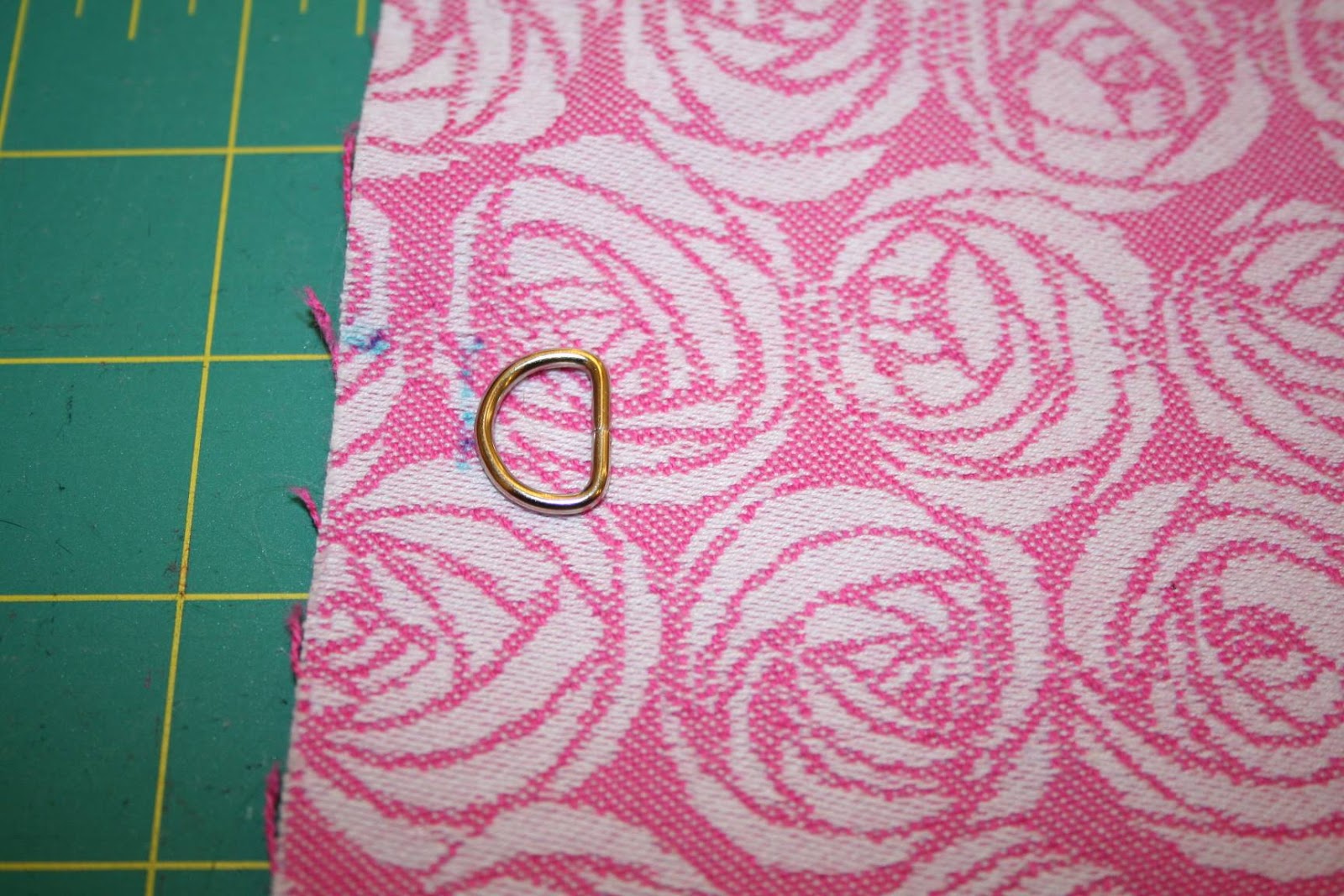 The Mumblings Of Little Moo. : Adding a strap to your fold over party ...