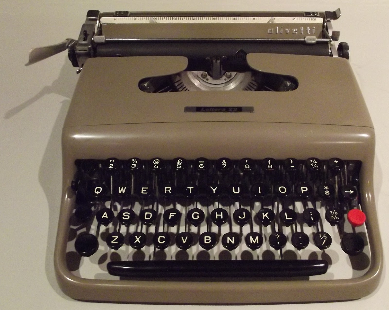 oz.Typewriter: Spot the Difference: Olivetti Lettera 22 Portable Typewriter