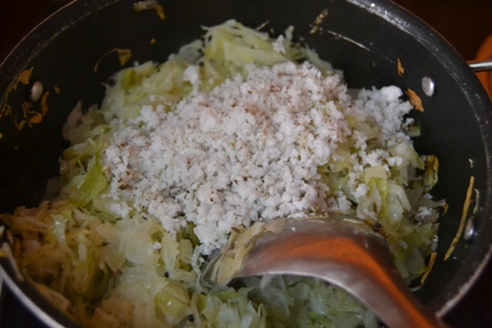 Vaniensamayalarai: Cabbage Poriyal / Muttakos Curry