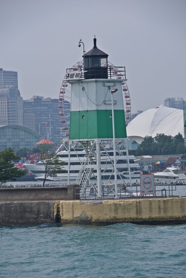 Neal's Lighthouse Blog: Chicago Harbour South East Guidewall Lighthouse ...