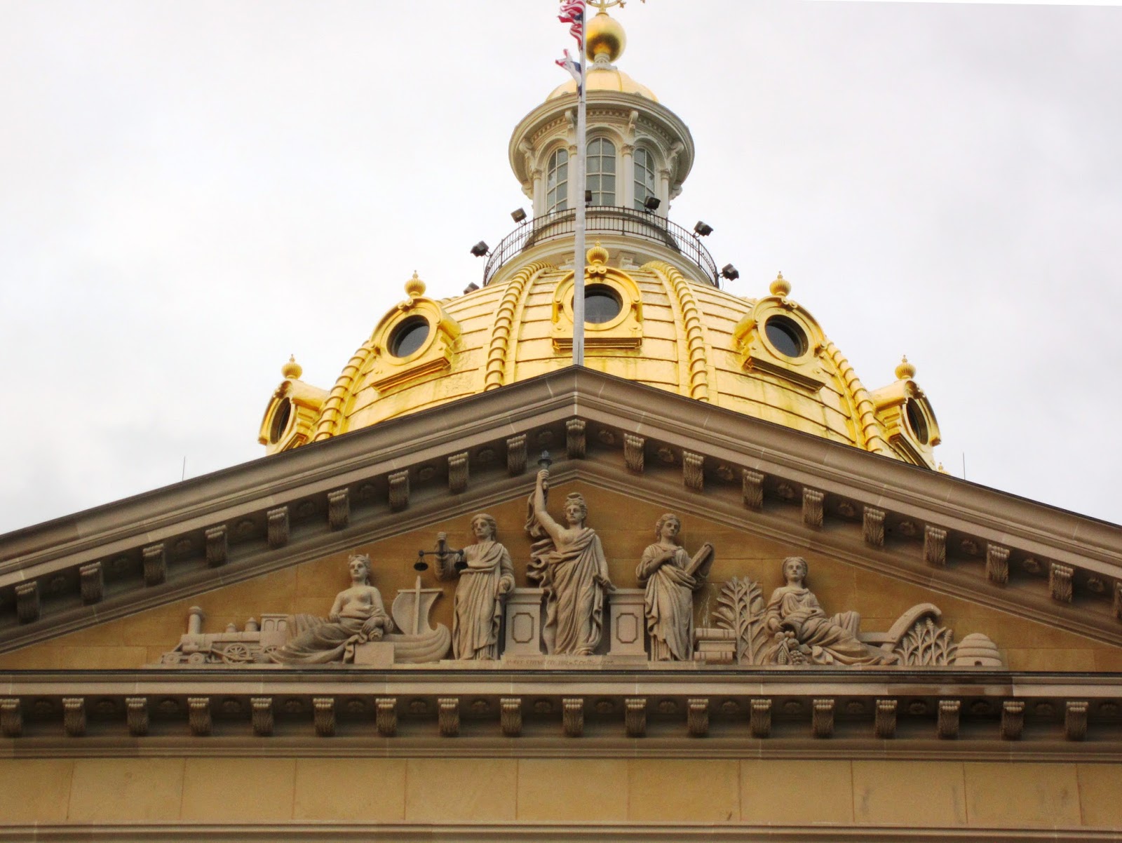 Souvenir Chronicles: DES MOINES, IOWA: STATE CAPITOL BUILDING GROUNDS