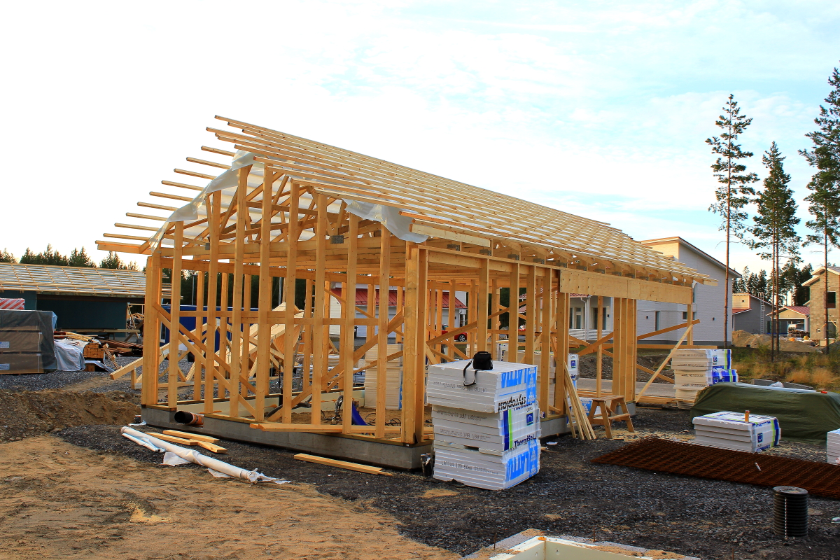 Meidän toinen rakennusprojektimme: Autotallin rungon pystyttäminen, 5 ...