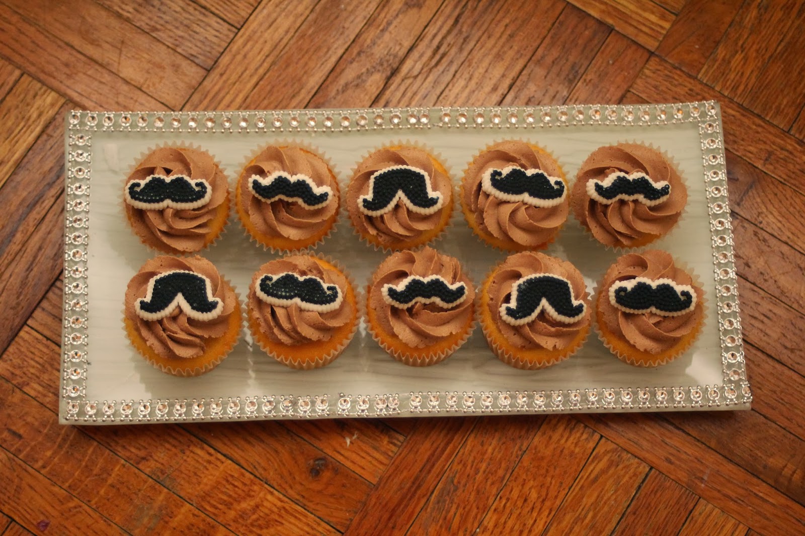 Julie Bakes: Moustache (mini) cupcakes