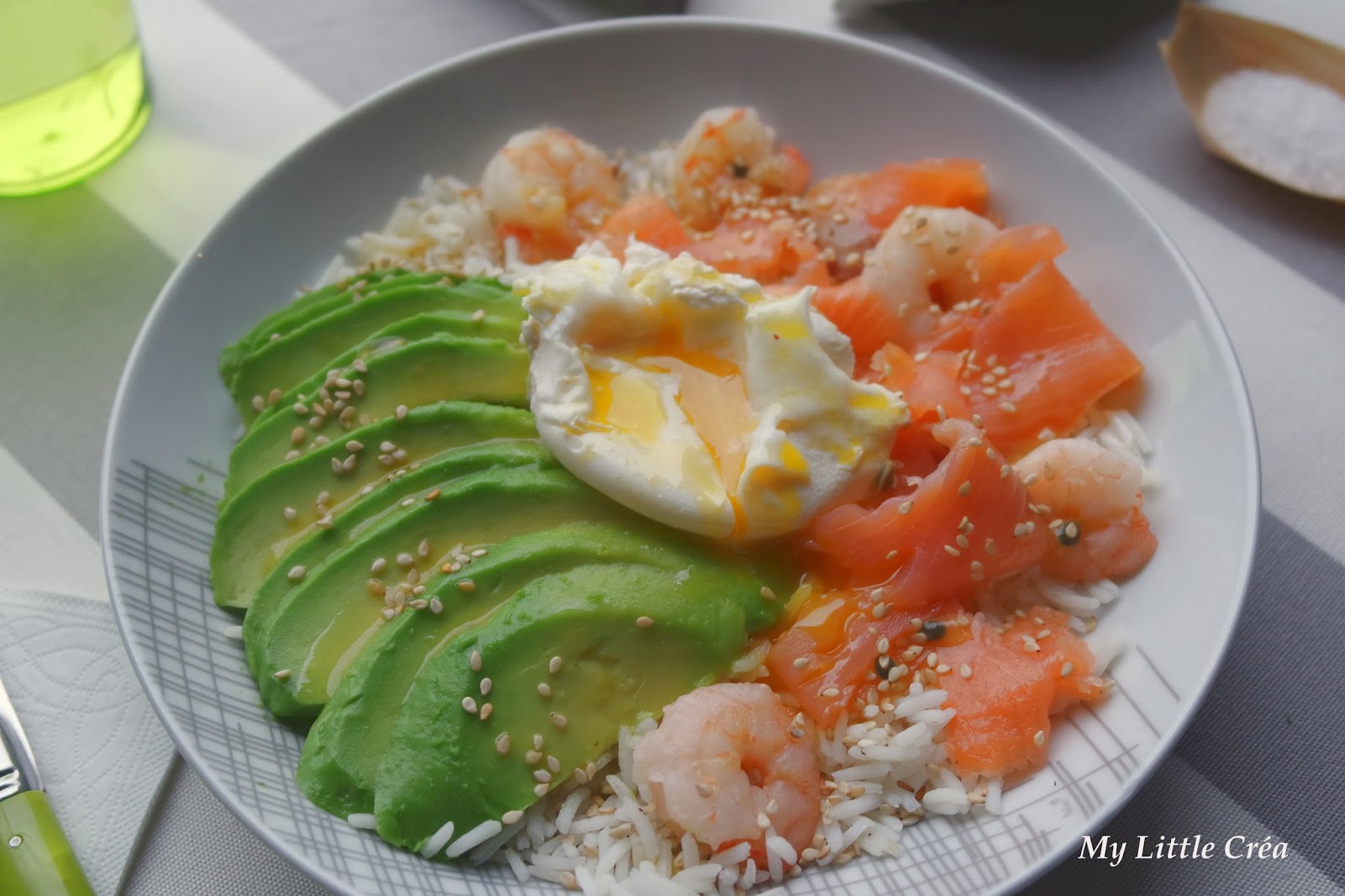 Salade repas Avocat, Saumon, Crevettes, Oeuf poché et Vinaigrette à la ...