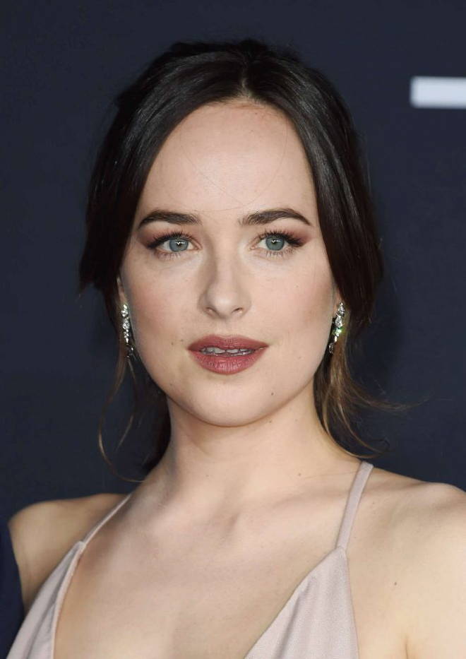 American Model Dakota Johnson Hot Smiling Face Closeup Photos - Noshwind