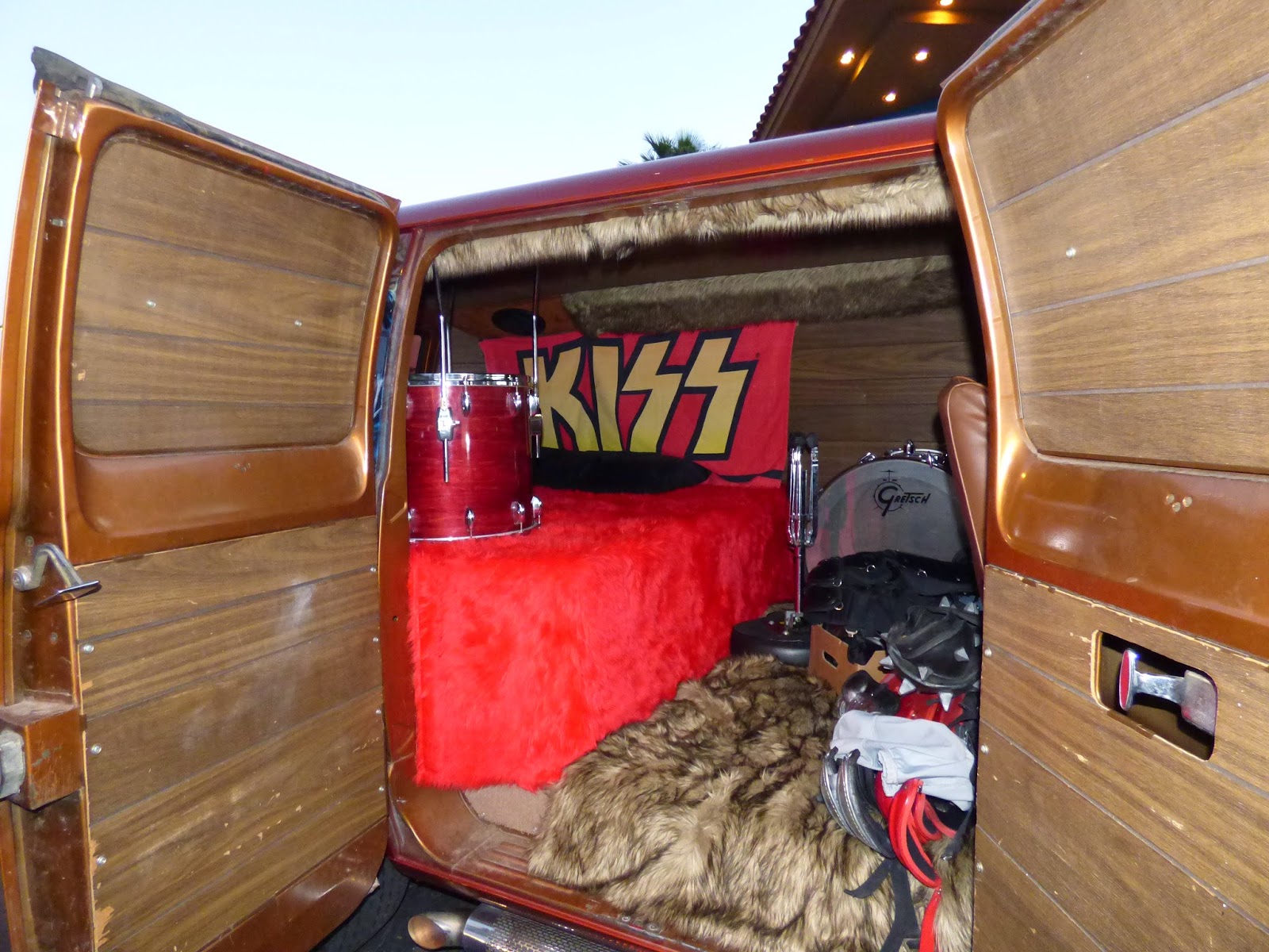 VAN GRAVEYARD: The KISS VAN LIVE!!