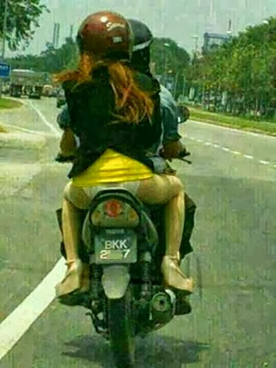 Awek Pakai Skirt Naik Motor Sampai Nampak Seluar Dalam Gambar Menarik