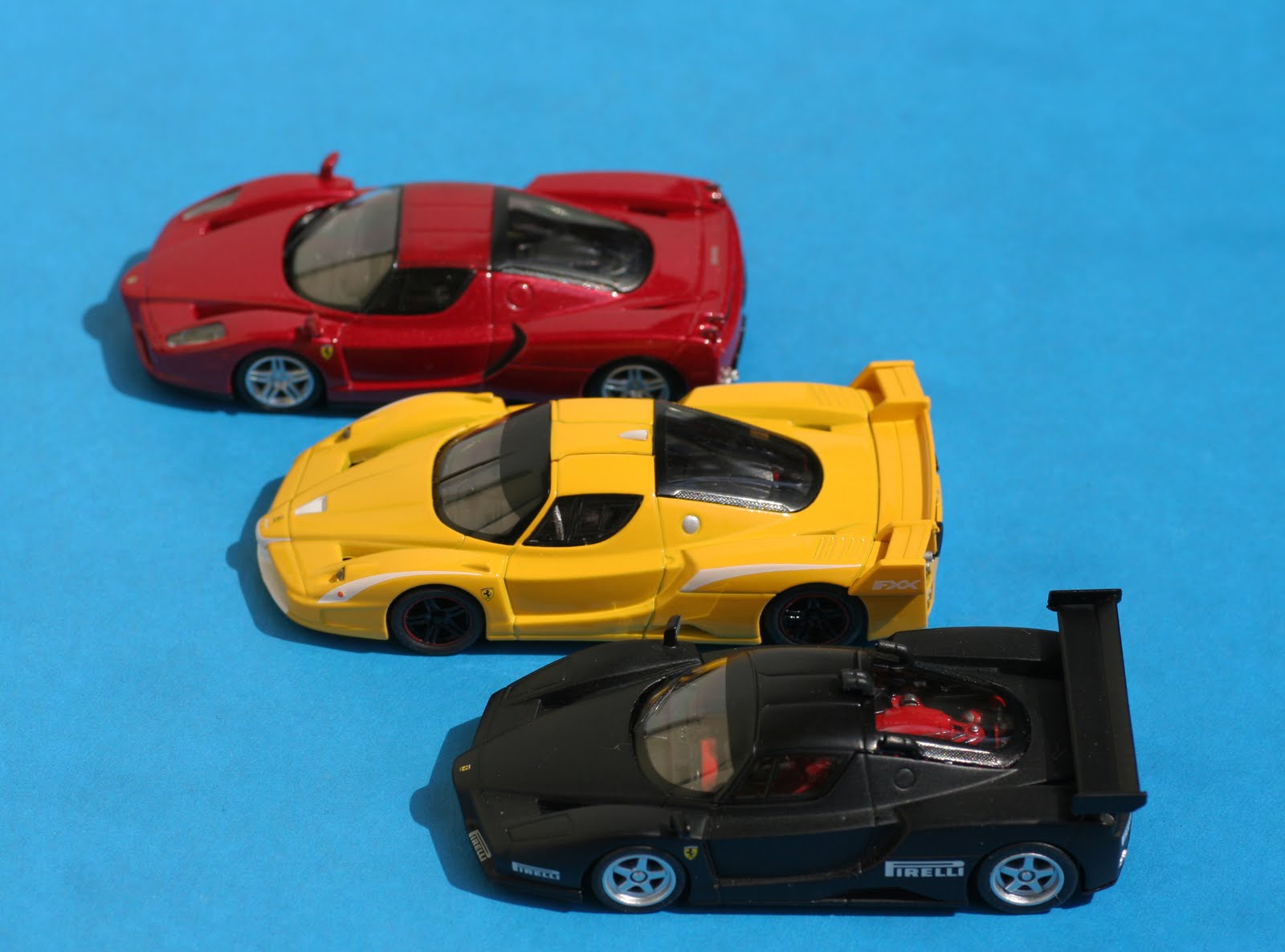 Incredible Mini Garage: Ferrari Enzo + FXX + Concept 1/64 Kyosho