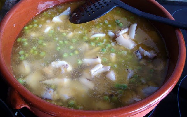 Recetario de comida casera en Almería: Jibia en salsa con guisantes