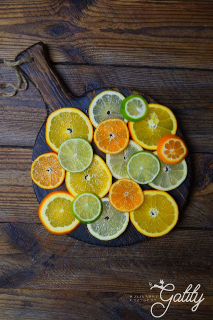 Suszone pomarańcze, cytryny, mandarynki i limonki