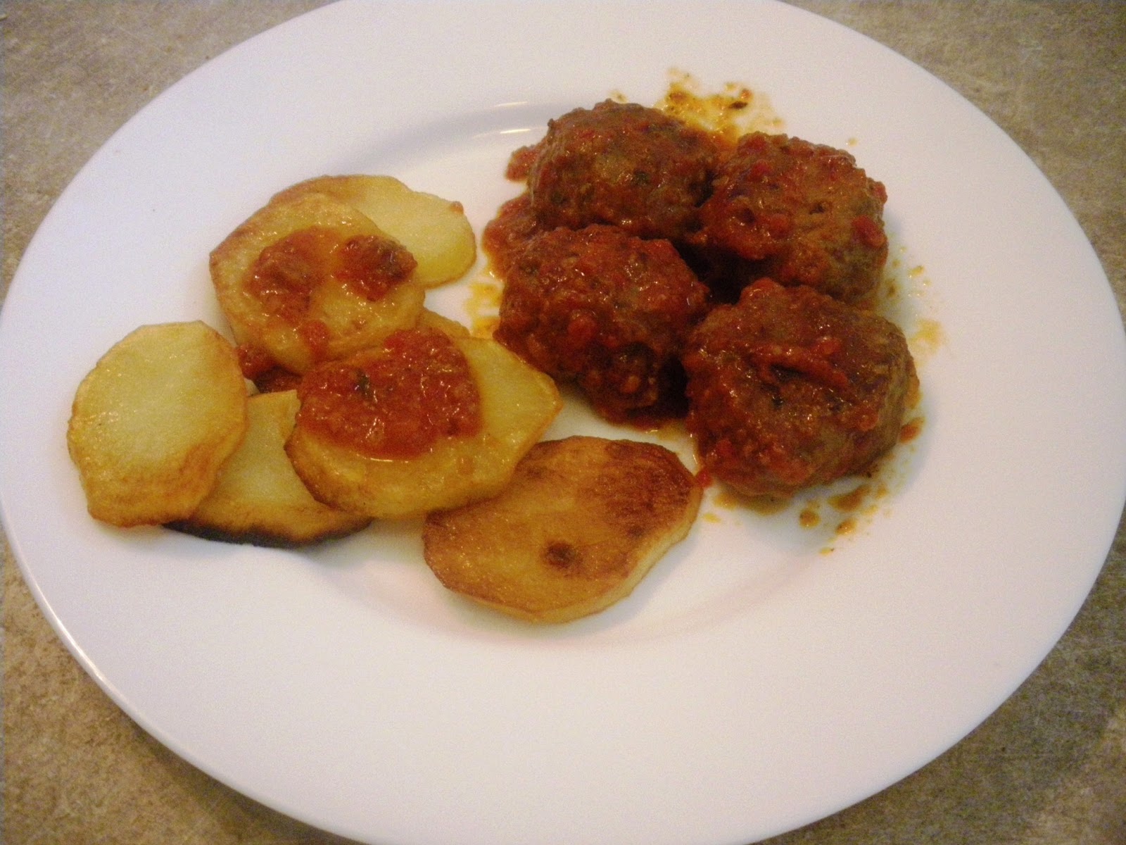 Keftedes, boulettes de viande à la grecque en sauce tomates du jardin ...