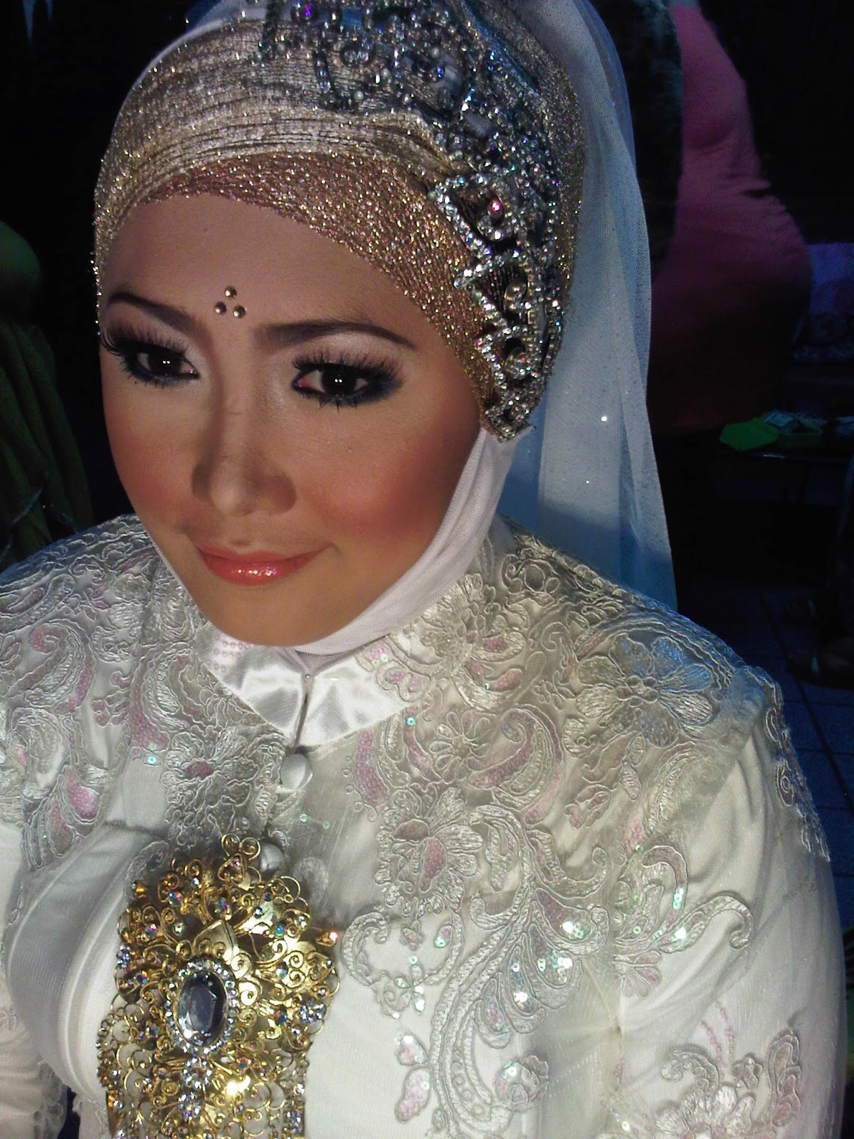 Welni Oktavia: Make up Modern Muslim