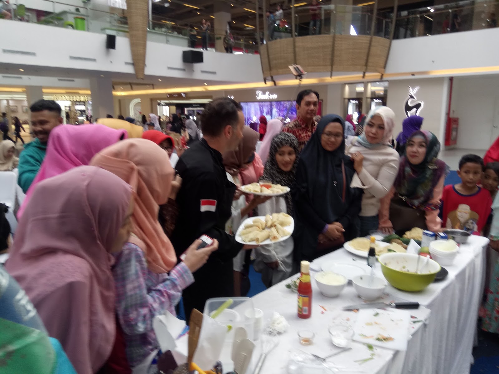 Hero COOKING DEMO: HERO. COLD LUMPIA Atrium 23 Paskal Hyper Square Bandung