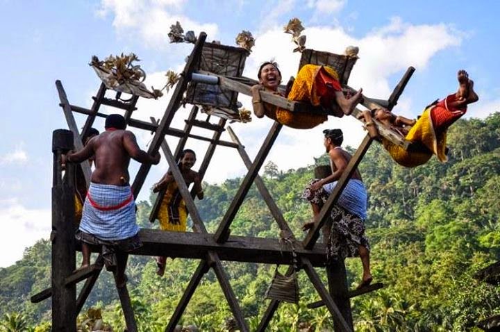 Keunikan Ayunan Desa Tenganan - Bali - Bali Global Tour
