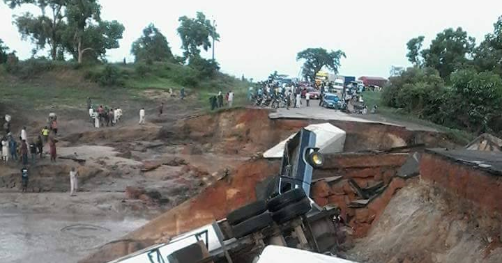 Photos: Heavy rainfall causes bridge to collapse at Mokwa-Jebba road in ...