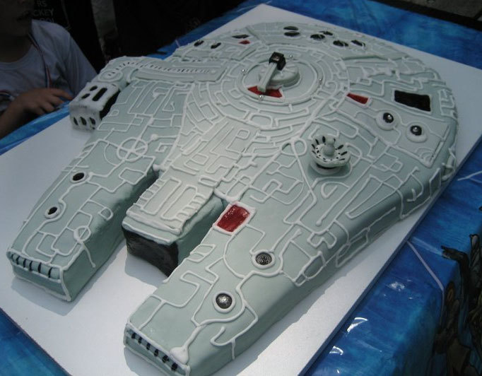 Musings of a Glamourpuss: Millenium Falcon Cake