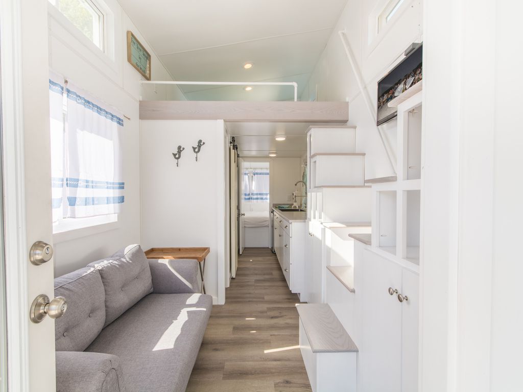 TINY HOUSE TOWN: The Aqua Oasis Vacation Home