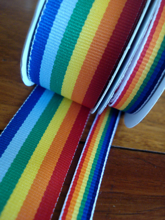 The Enchanted Button: Crafty Mama: Free Bow tutorial part 1