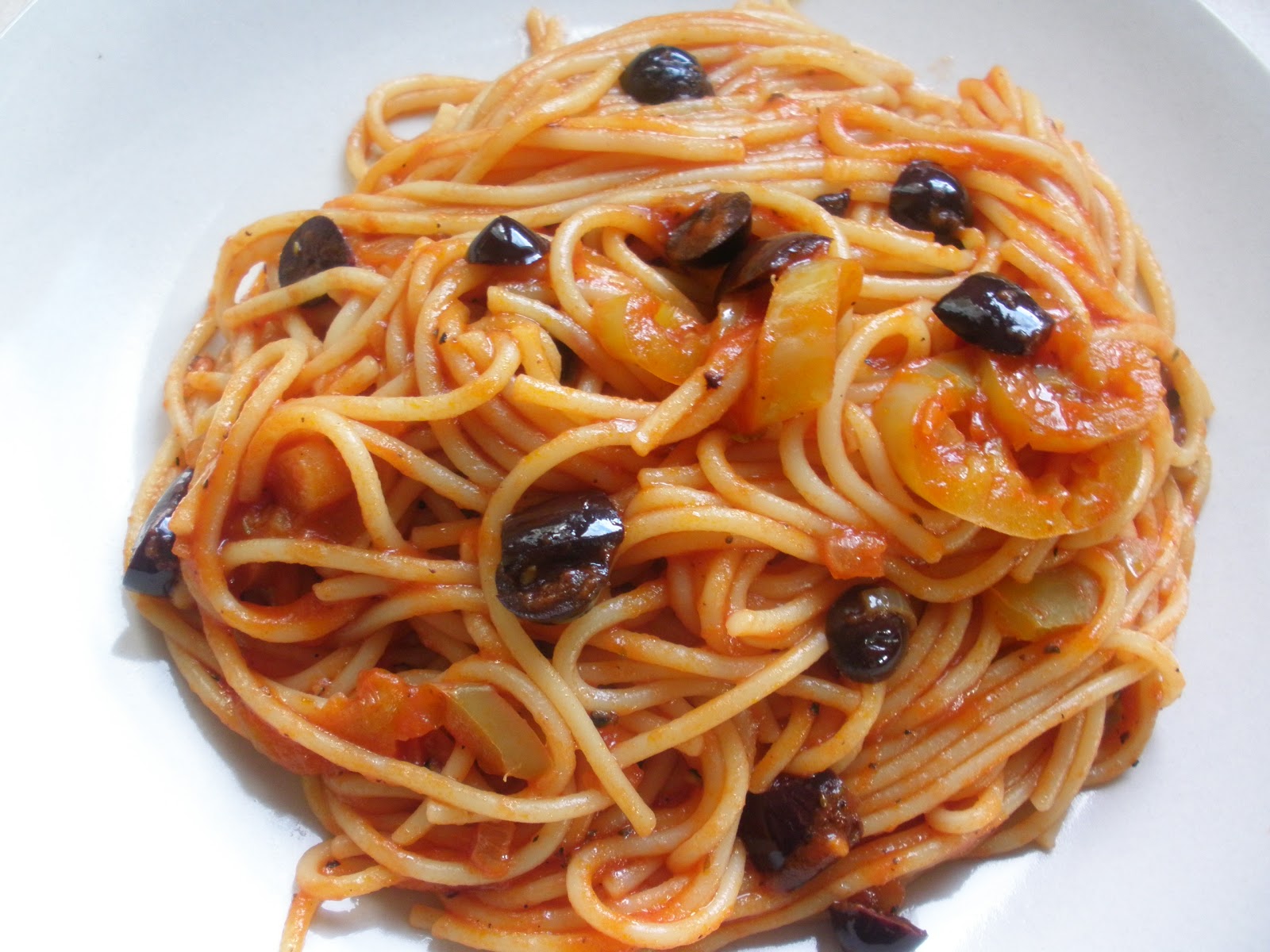 Come to cook: Σπαγγετι με κοκκινη σαλτσα και ελιες