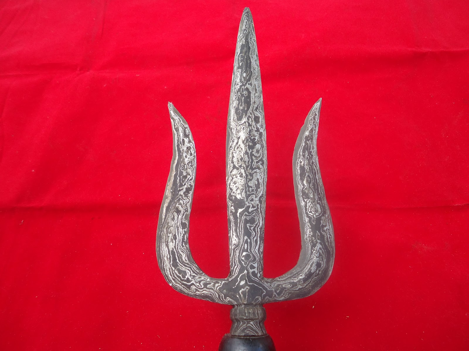 TOMBAK TRISULA - KERIS