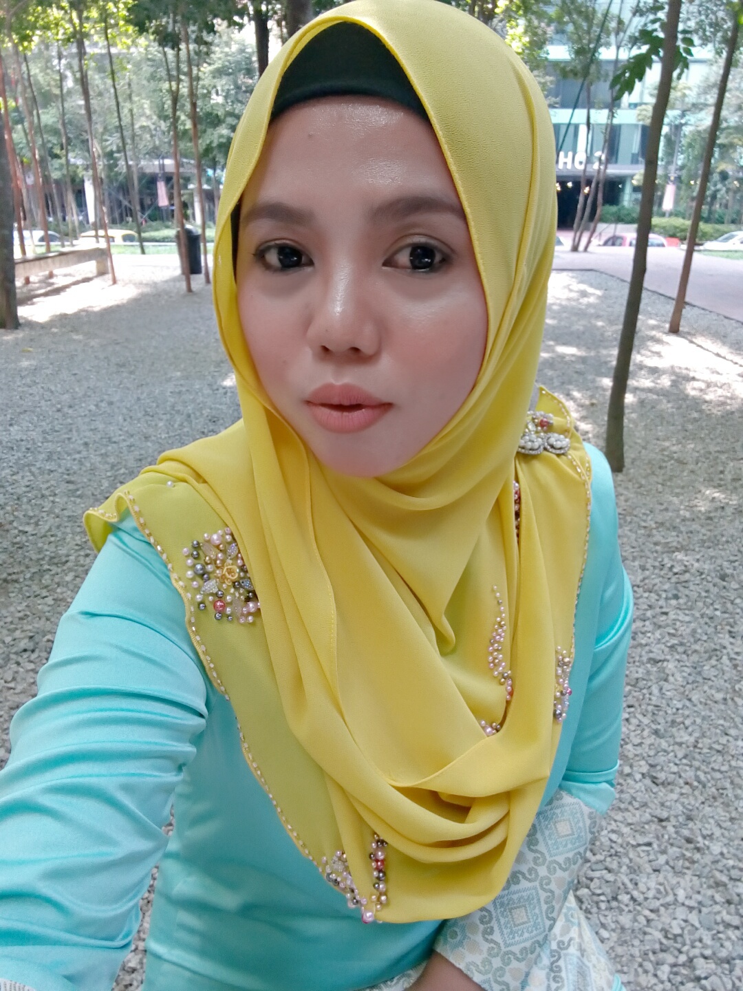 Kebaikan Chriszen Moist Cake Foundation yang Perlu Anda Tahu