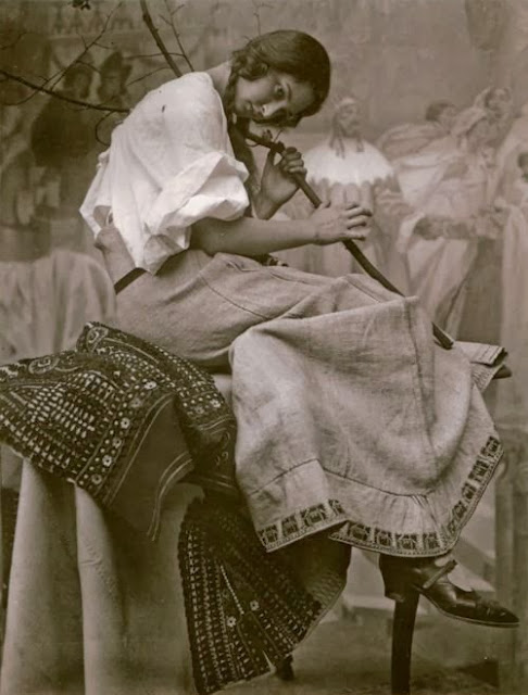 INTO THE VAGUE: The Art of MUCHA