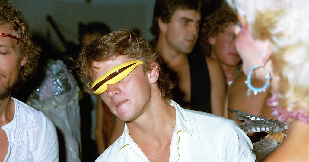 Dance, Drink, and Sweat: Bustling Photos of Youth Parties From the ...