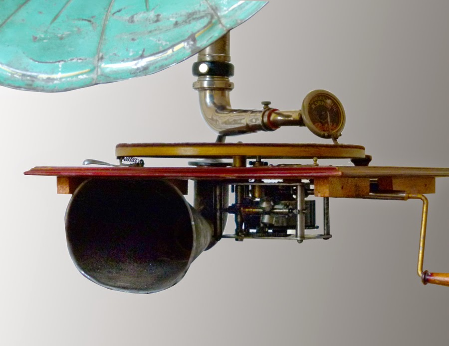 Phonautographist : Pathe disc phonographe 'Day and Night' or 'Jour et Nuit'