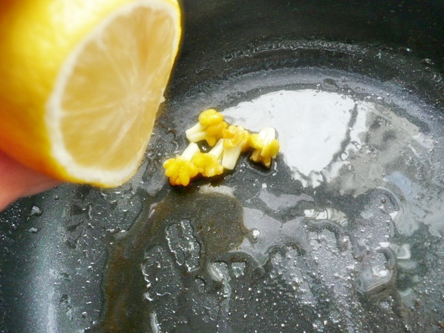 Angel's food: Flori de dovlecei umplute si apoi prajite