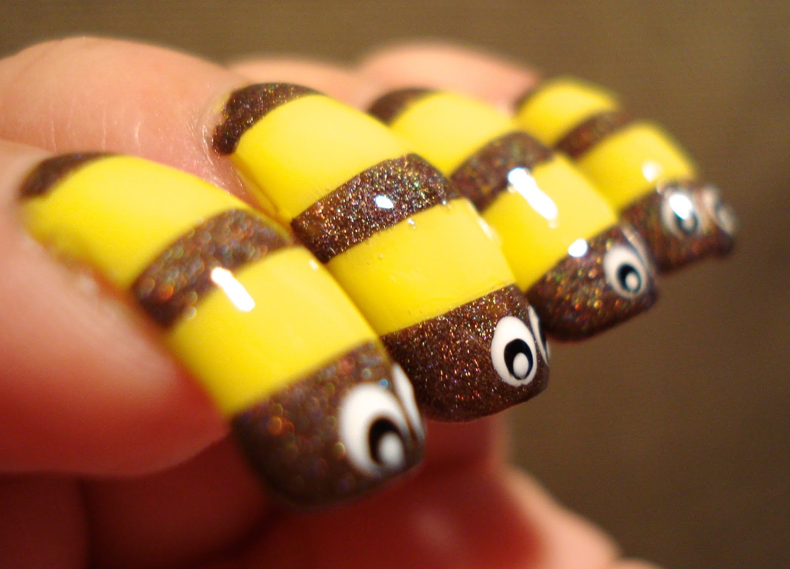 Little Miss Nailpolish: Holographic Bumblebee Nails - swatches