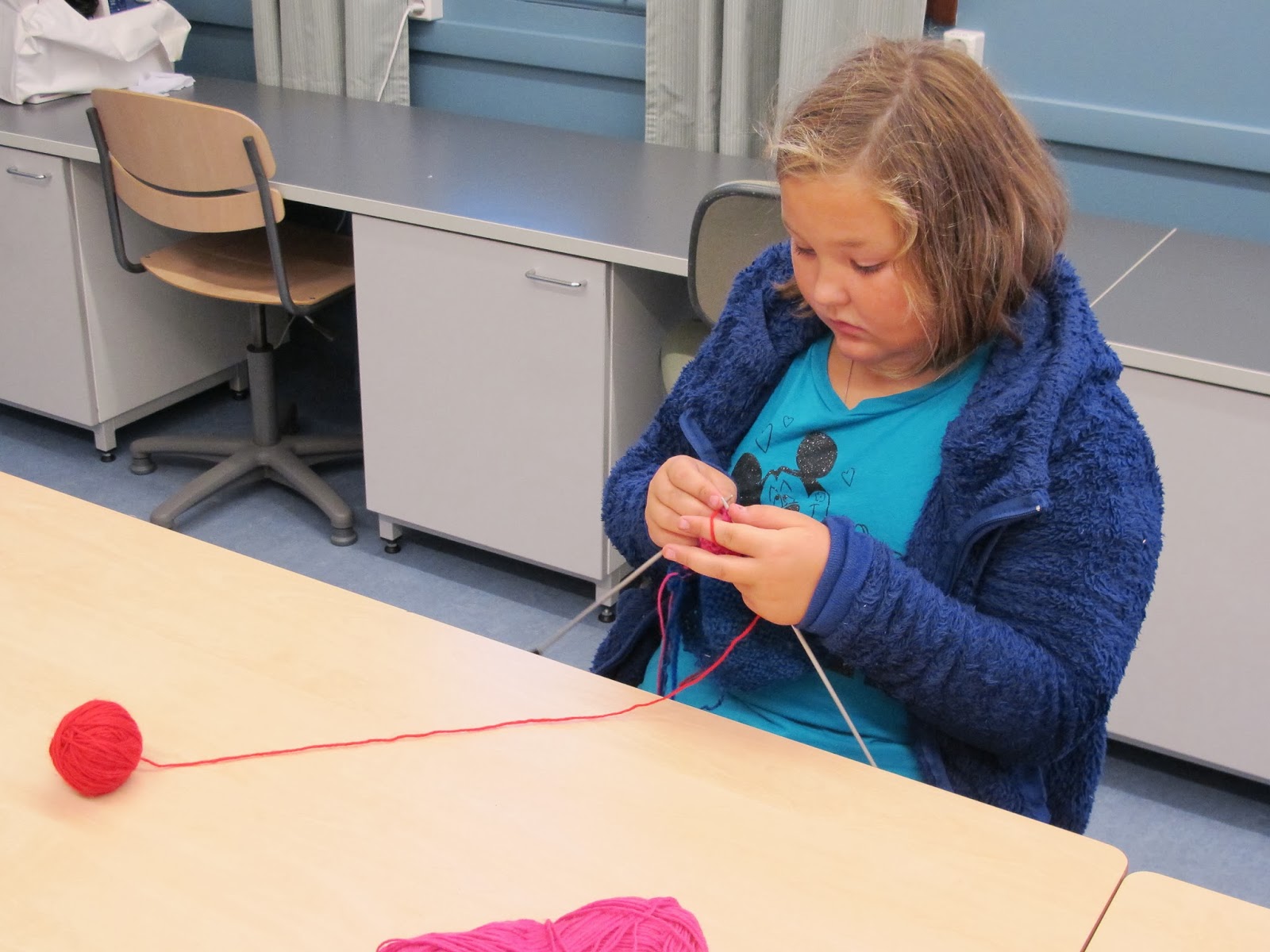 Dalsbruks skolas slöjdblogg: Stickning i fyran