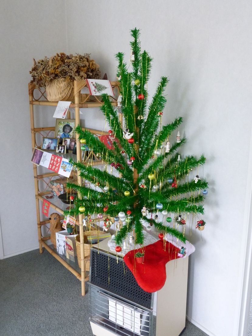 max-s-world-helping-grandma-with-the-xmas-tree