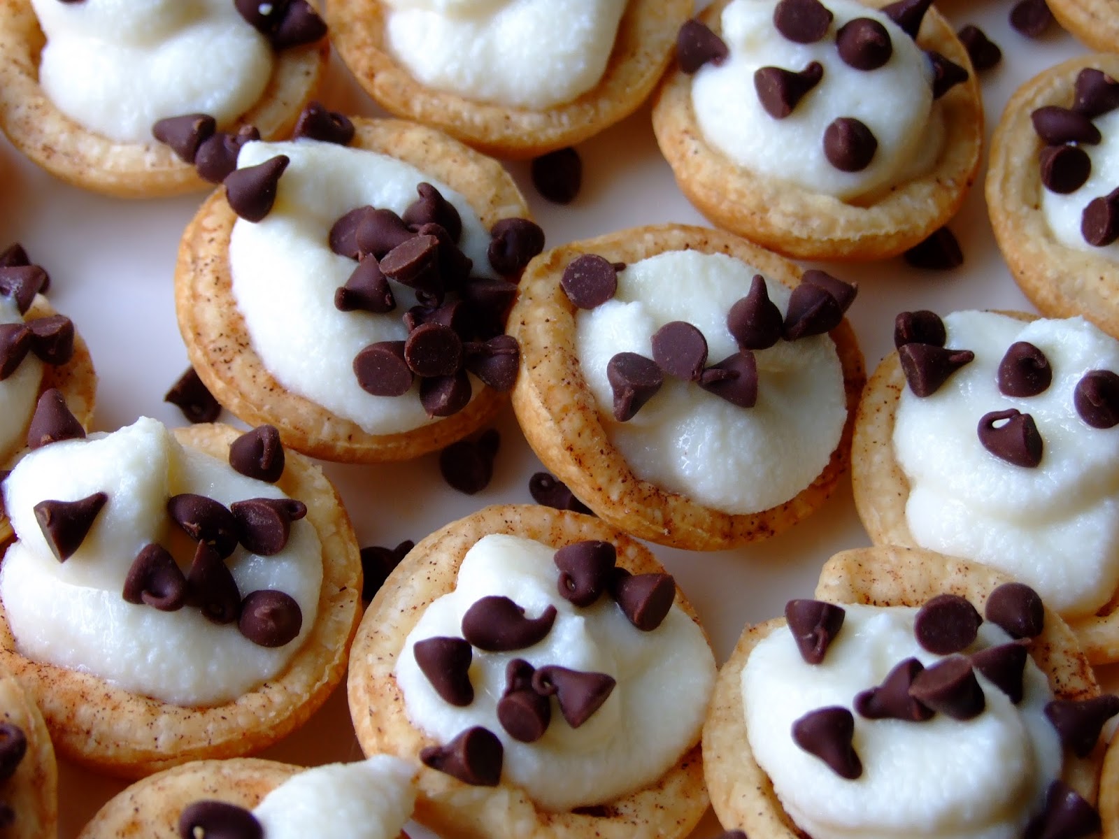 From Beyond My Kitchen Window: Meghans's Mini Cannoli Cups ..........