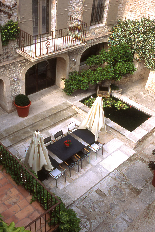 Bella Decoración de Patio con Estilo Francés - BonitaDecoración.com