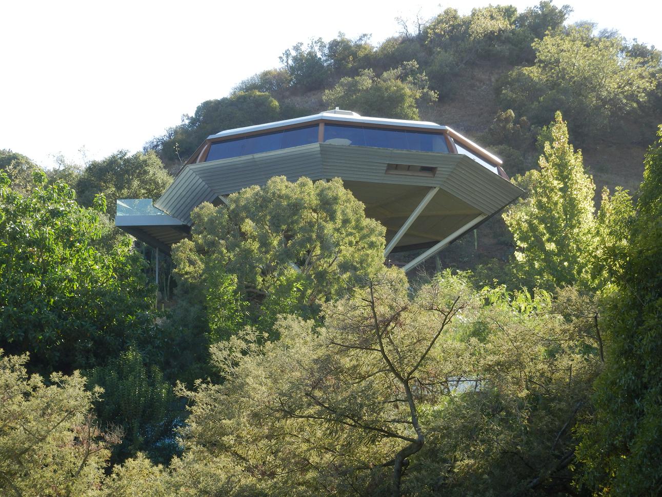 BLACK HOLE REVIEWS: Filming Location: BODY DOUBLE - the Chemosphere House