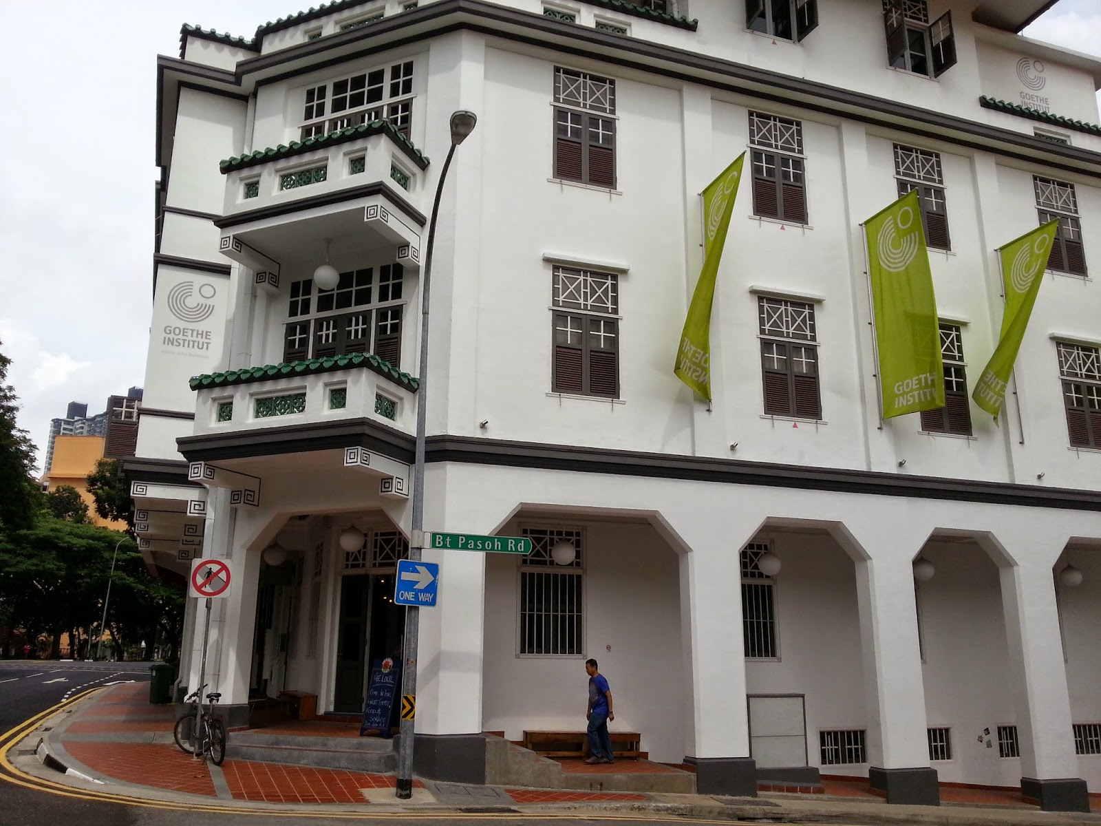 To See To Feel To Eat: The Lokal, Neil Road