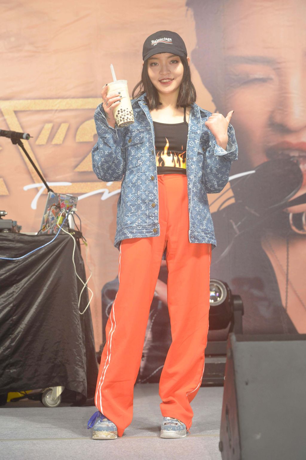 嘻哈女王VAVA特別學台語 『揪愛你』與上千粉絲相見歡 - WoWoNews