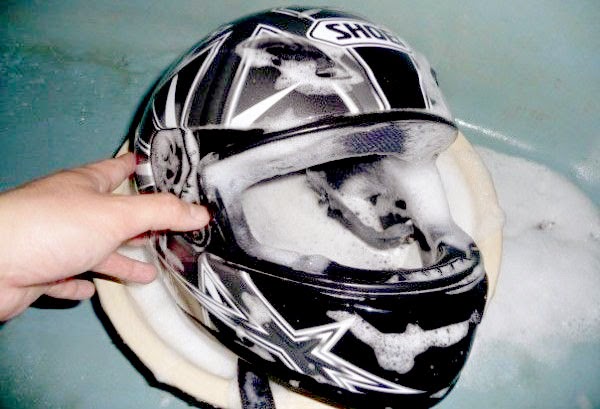 Cara mencuci helm yang baik dan benar | Kabar Otomotif Indonesia