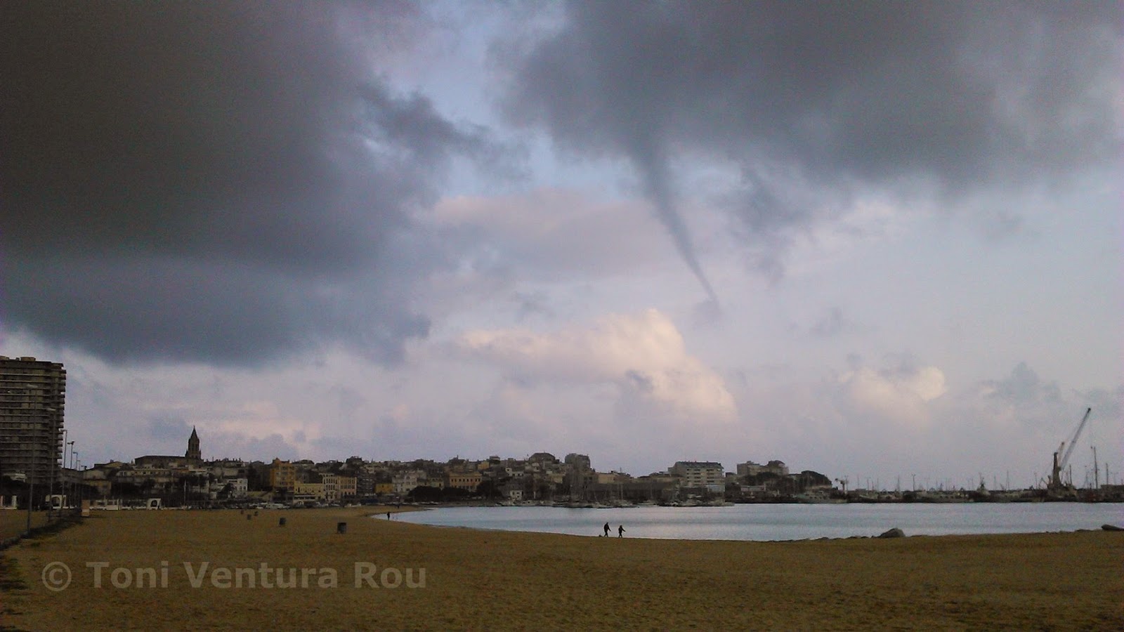 El temps a Palamós: 23 de març: curiosa tuba a la Platja Gran