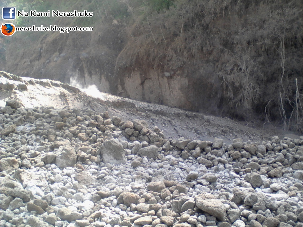 DOKUMENTASI BATU-BATU VULKANIK GUNUNG KELUD YANG MENGGUNUNG DI DEKAT ...
