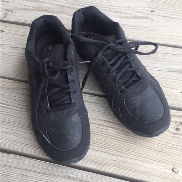 Kasut Hitam Di Sekolah Mulai Tahun Depan - Bonda