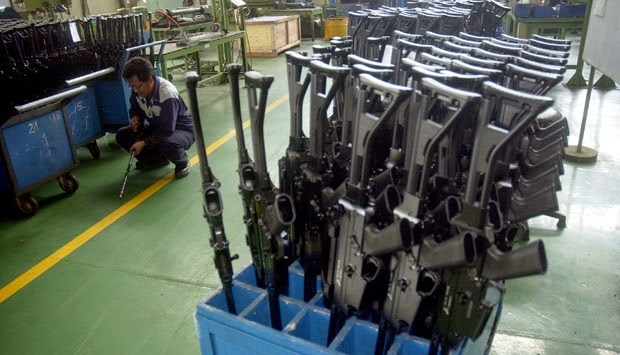 DEFENSE STUDIES: Pindad Targetkan Produksi 40 ribu Senjata Tiap Tahun