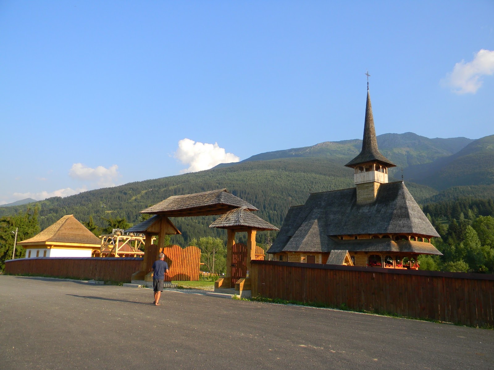 Blog de Calatorii si Drumetii Montane.: Manastirea Pietroasa din Muntii ...