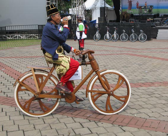 inilah sepeda unik yang terbuat dari kayu - ZAHAL™
