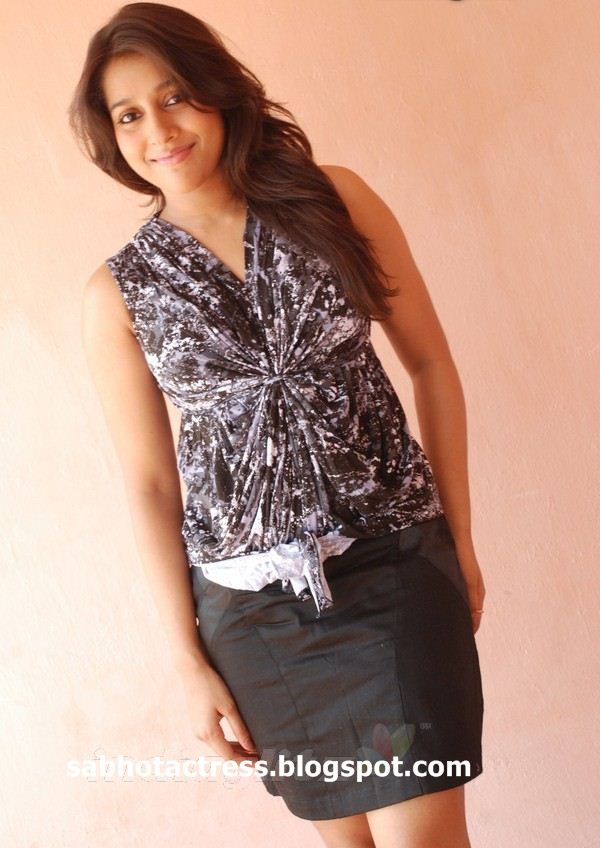 Bhavana Actress Hot: Rashmi Gautam Hot Navel And Armpit Show in Saree ...