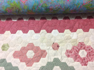 Daisy chain e2e pattern on hexagon quilt – koolkat quilting
